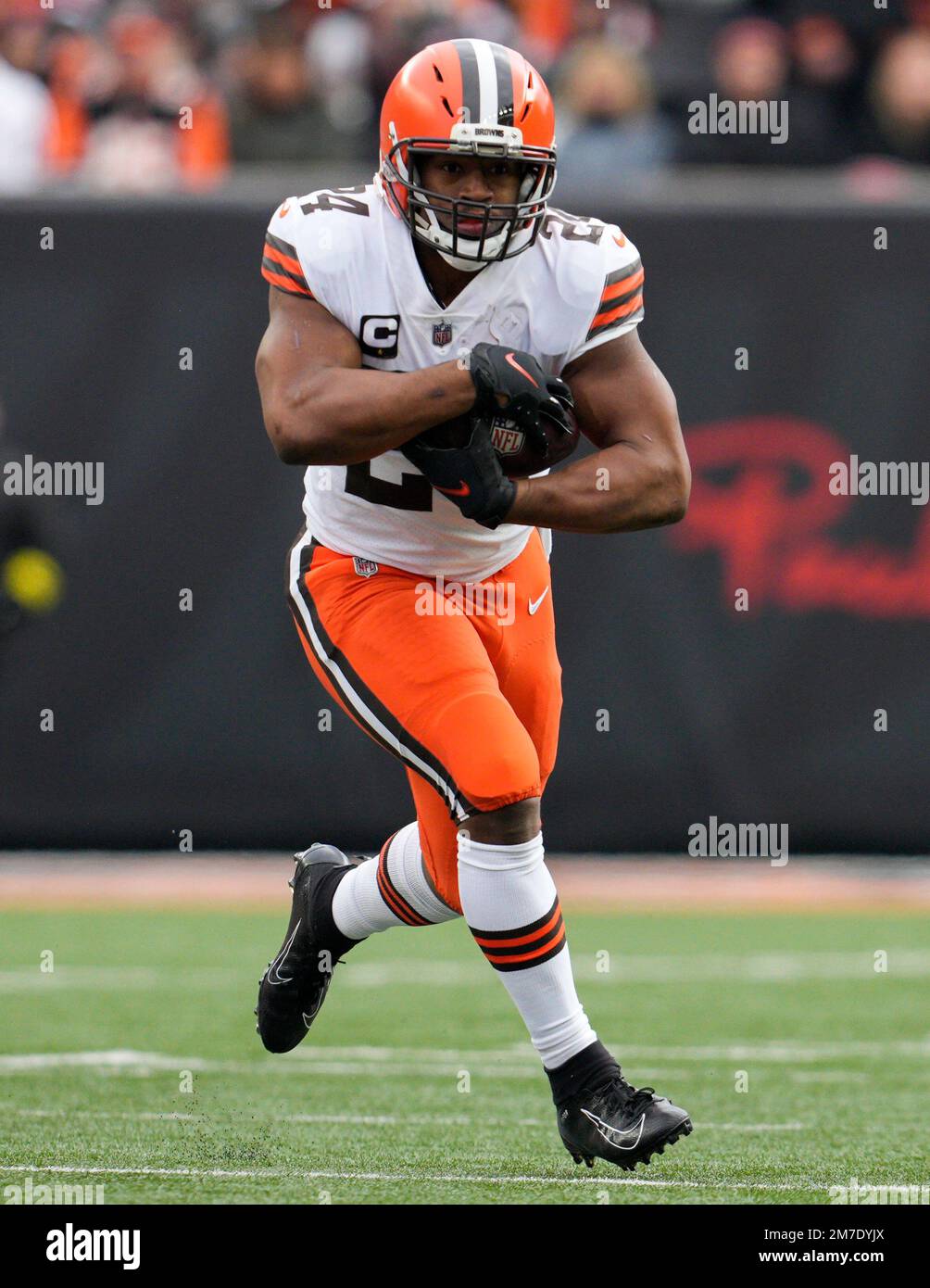 Cleveland Browns running back Nick Chubb (24) runs during an NFL ...