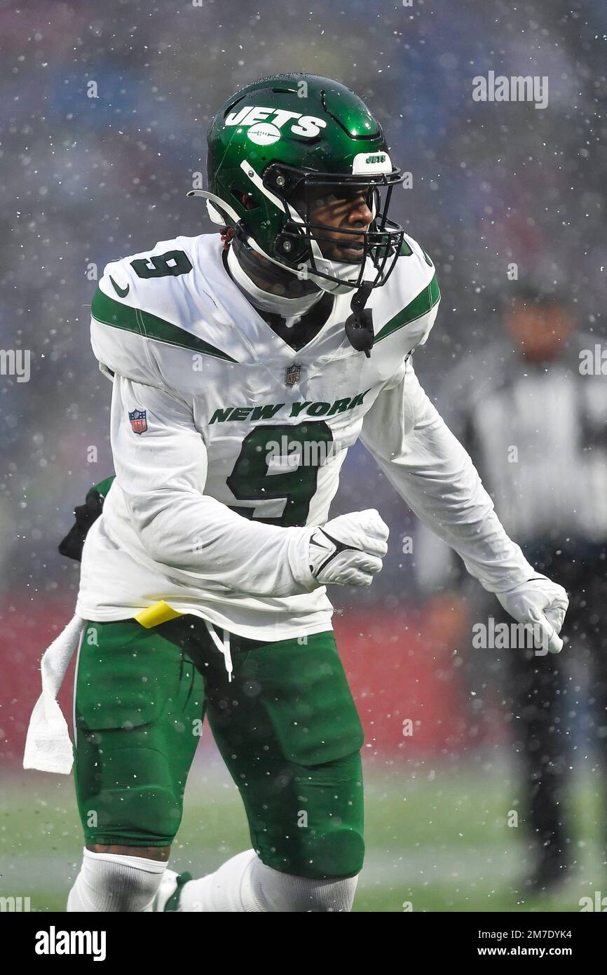 New York Jets linebacker Kwon Alexander (9) runs on the field during ...