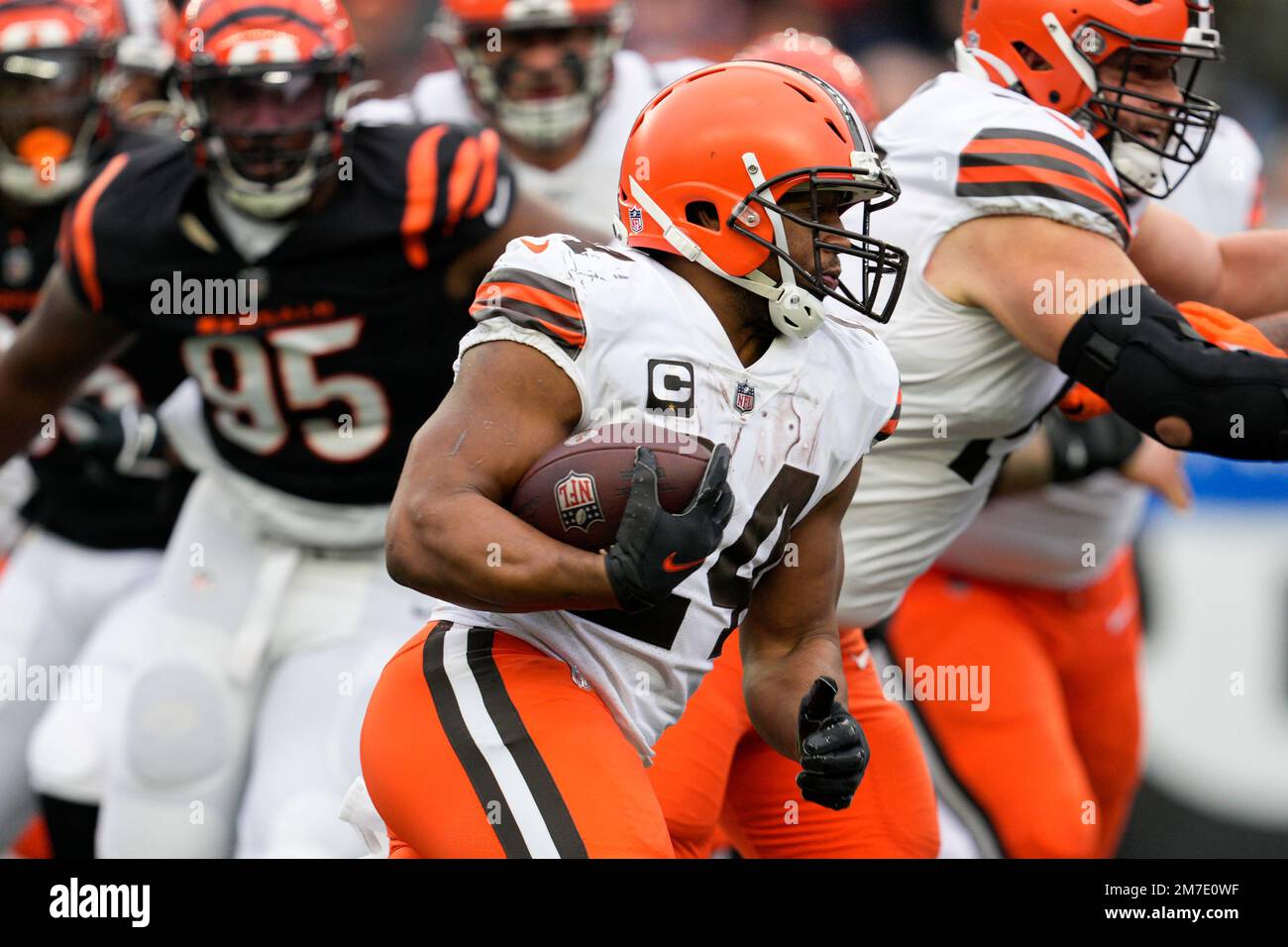 Cleveland Browns running back Nick Chubb, center, runs during an NFL ...