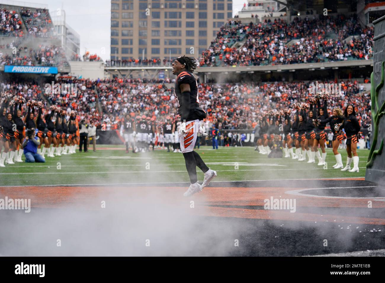 Cincinnati Bengals cornerback Mike Hilton (21) enters the field prior ...