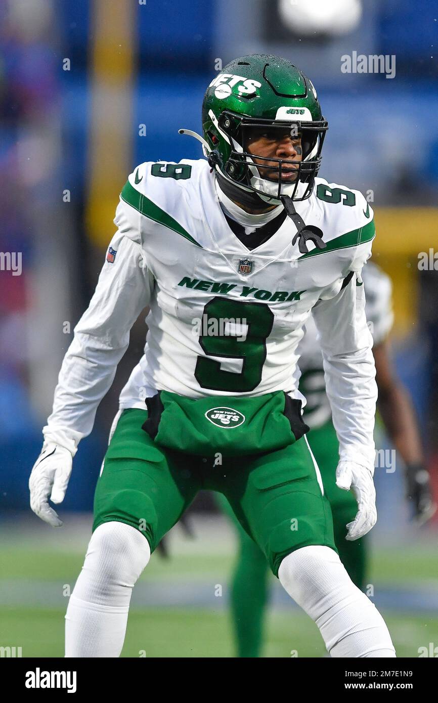 New York Jets linebacker Kwon Alexander (9) runs on the field during ...
