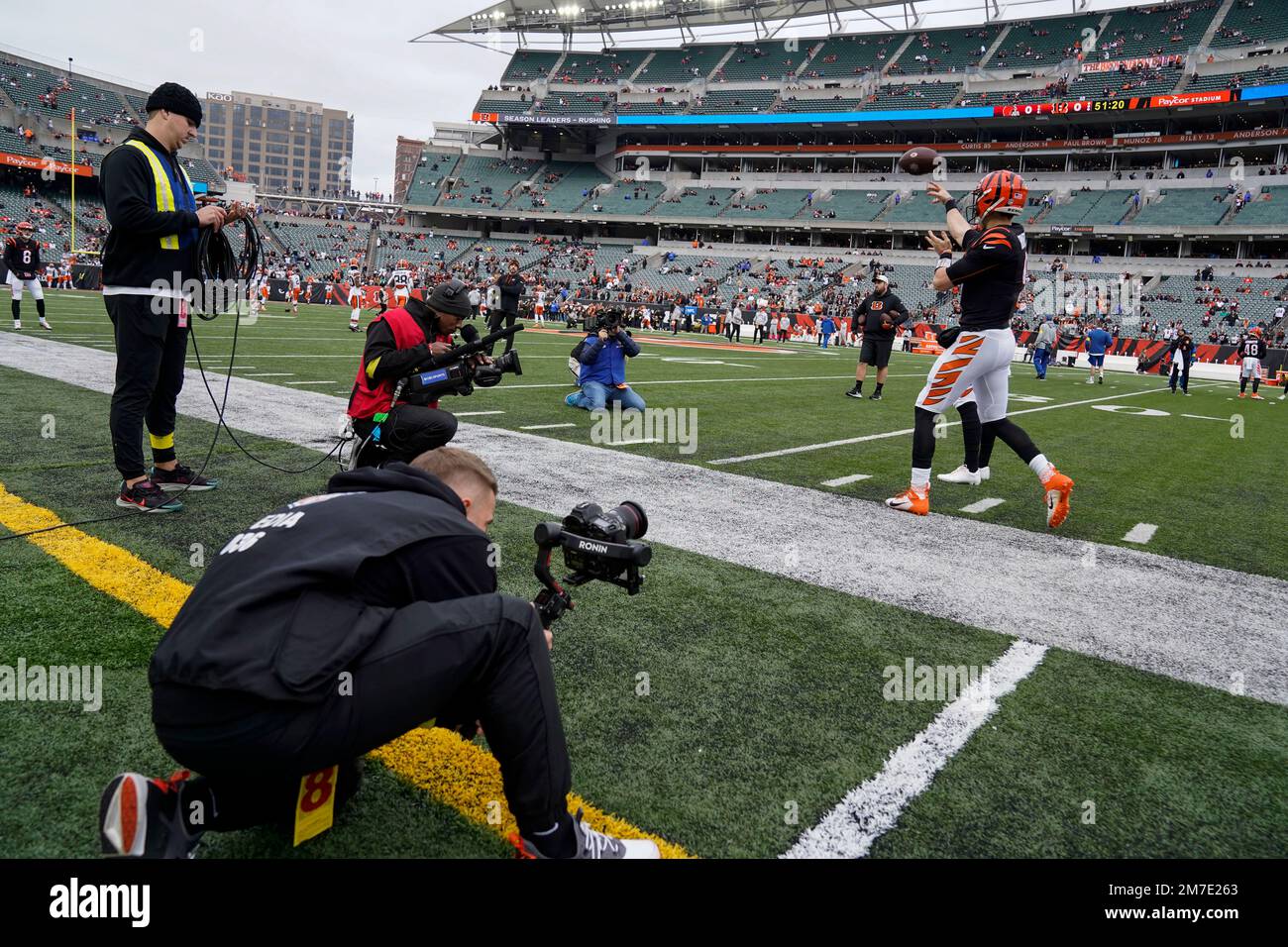 Cincinnati Bengals quarterback Joe Burrow (9) warms up prior to an NFL ...