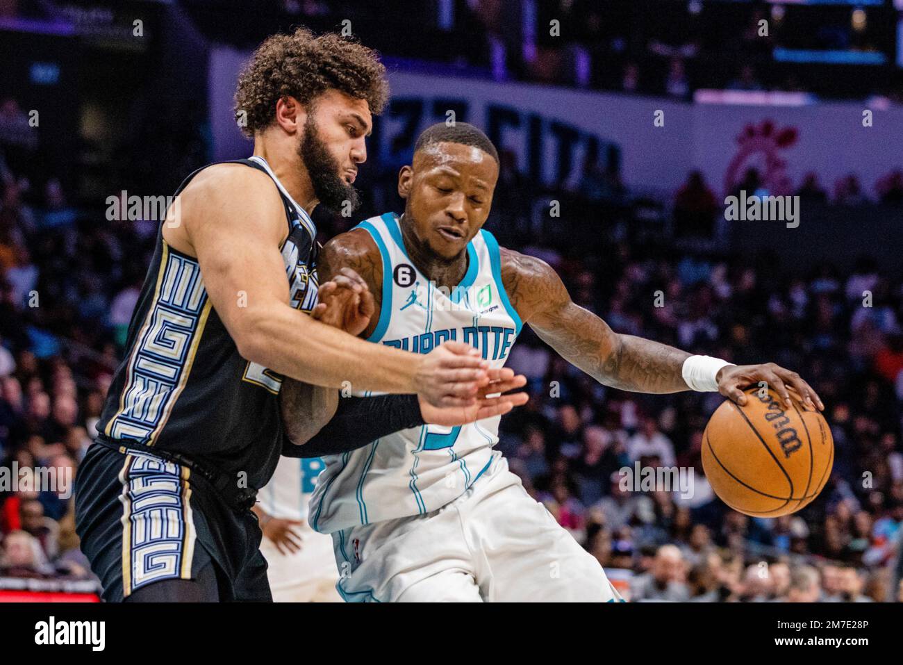 Memphis Grizzlies forward David Roddy (27) guards Charlotte Hornets ...