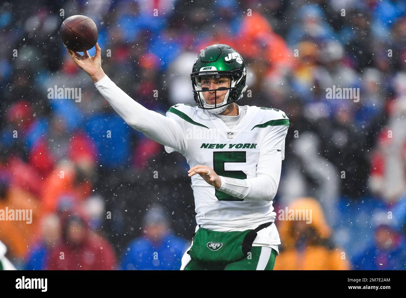 New York Jets quarterback Mike White (5) throws a pass during the ...