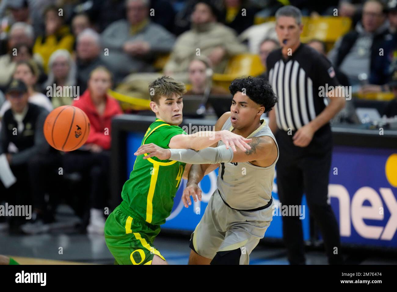 Colorado guard Julian Hammond III (1) and Oregon guard Brennan Rigsby ...