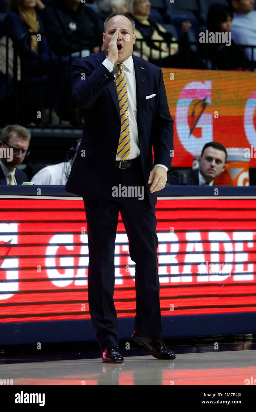 California coach Mark Fox yells to players during the first half of the ...