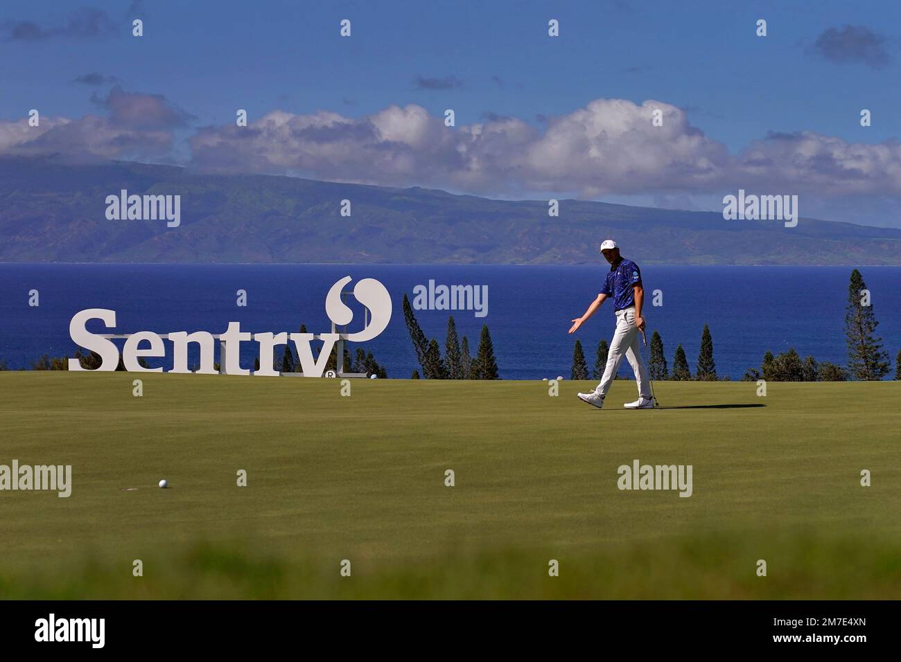 Jordan Spieth watches his birdie putt come up short on the 10th green ...
