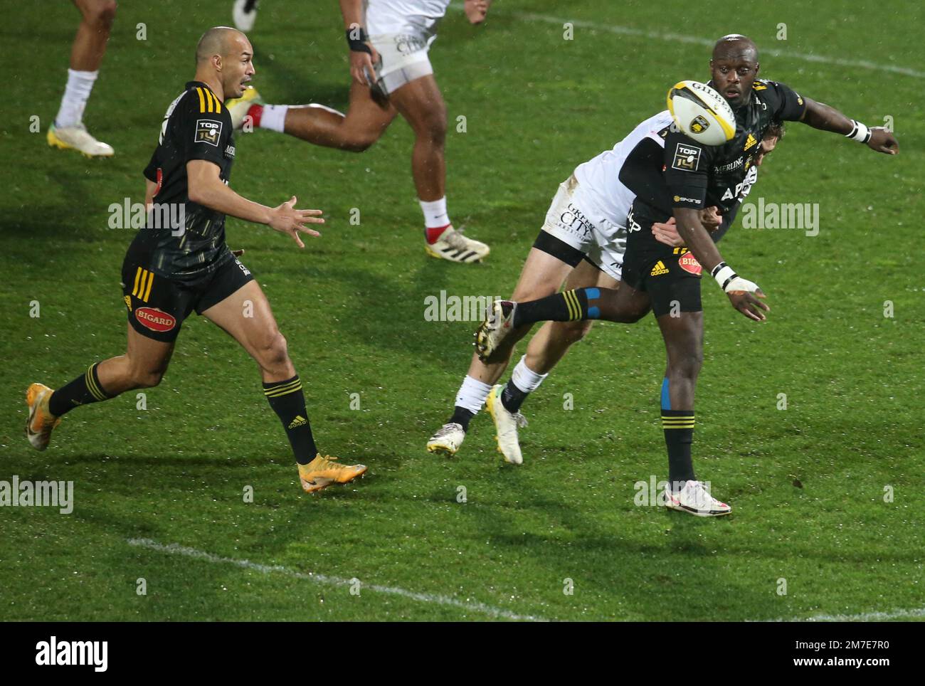 Raymond Rhule of Stade Rochelais passes to Dillyn Leyds during the ...