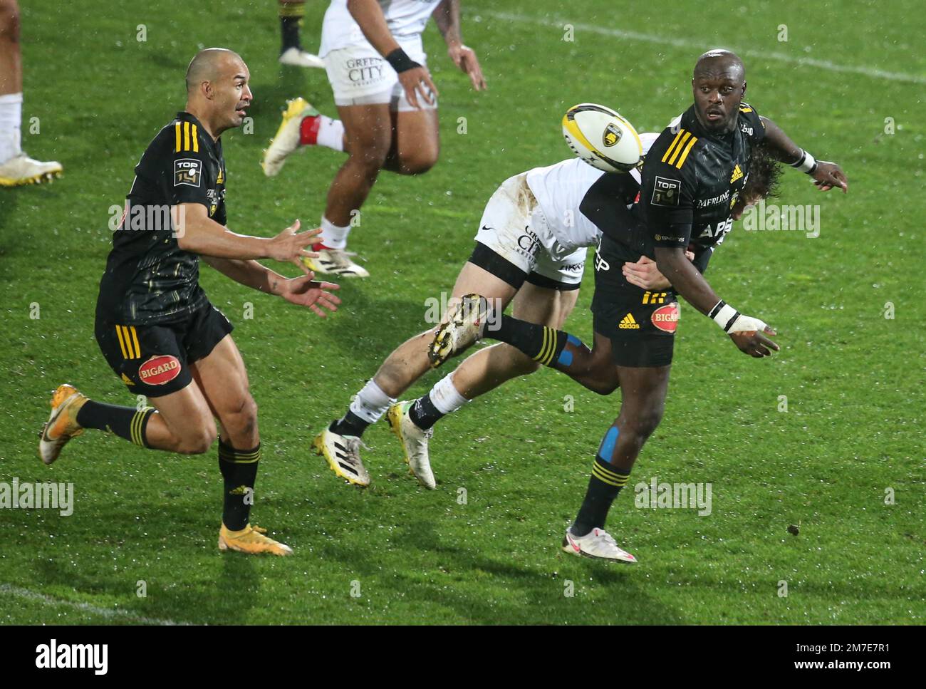 Raymond Rhule of Stade Rochelais passes to Dillyn Leyds during the ...