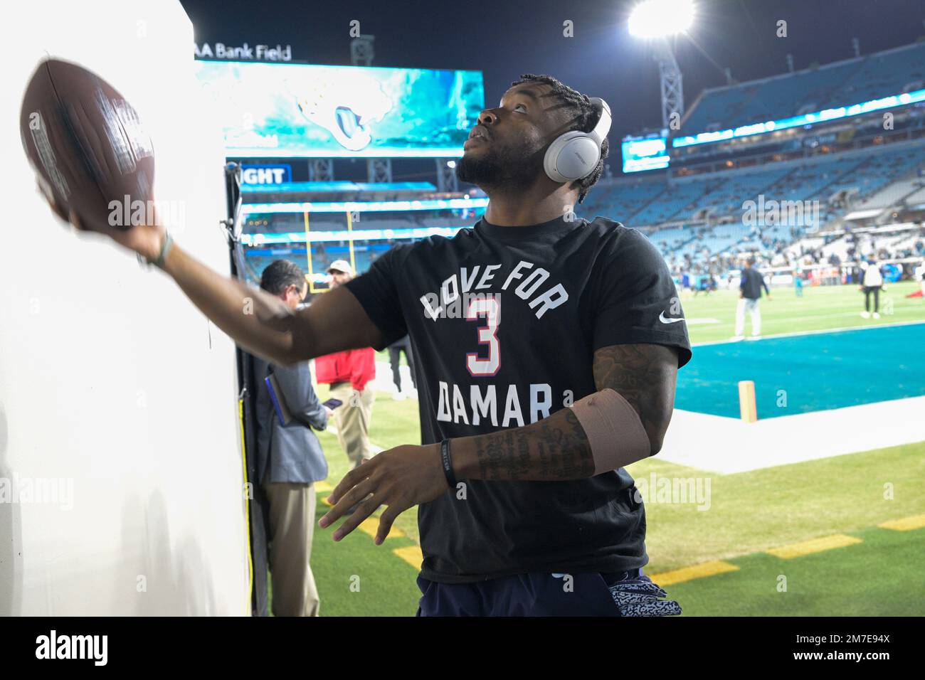 Tennessee Titans safety Josh Thompson warms up wearing a shirt honoring ...