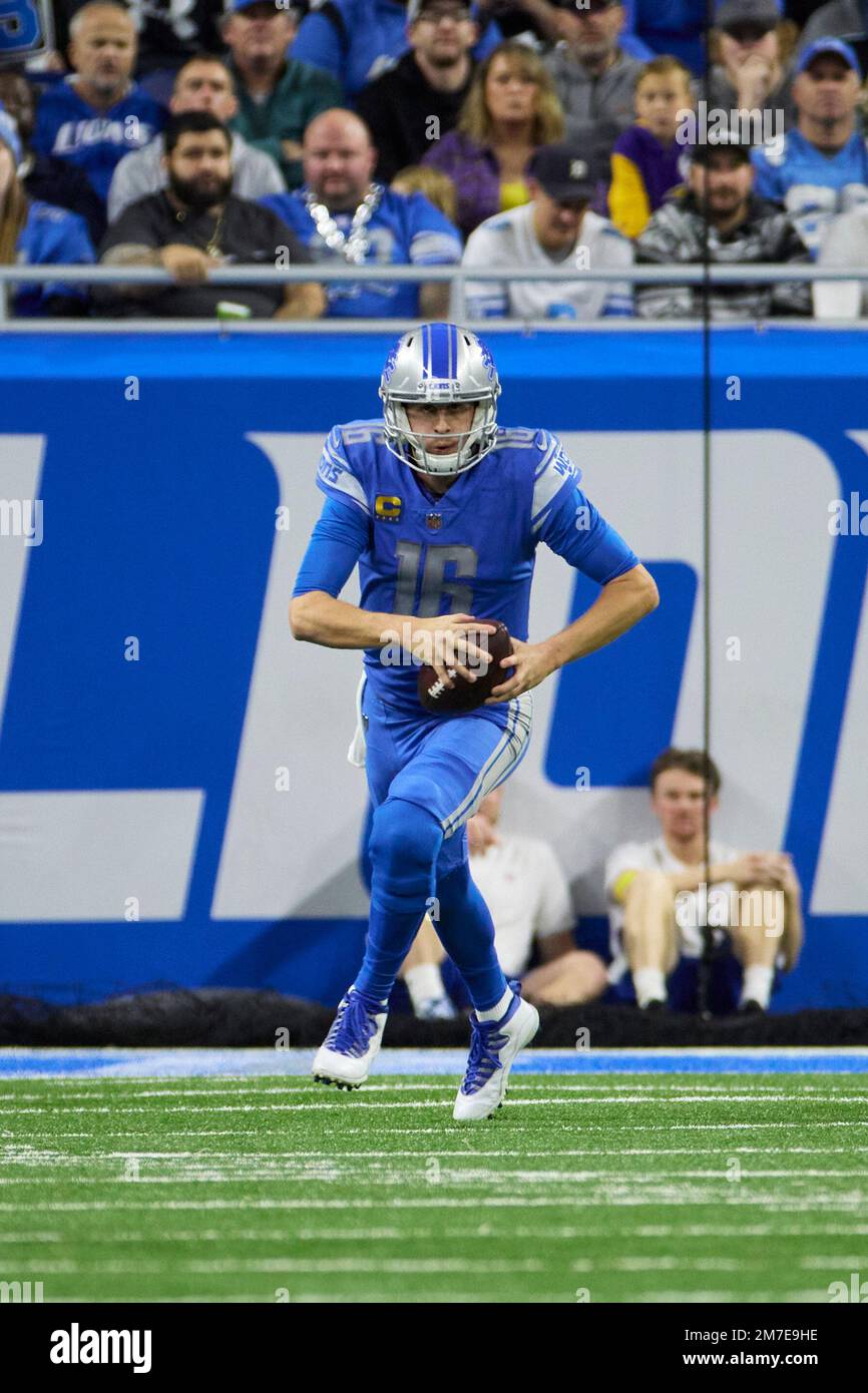 Detroit Lions quarterback Jared Goff (16) rushes against the Minnesota ...