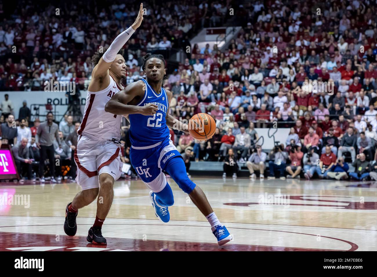 Kentucky guard Cason Wallace (22) works around Alabama guard Mark Sears ...