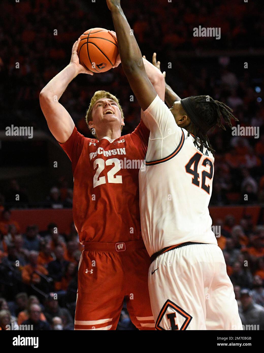 Wisconsin's Steven Crowl (22) shoots as Illinois' Dain Dainja (42 ...