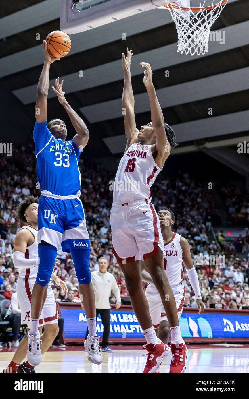 Kentucky forward Ugonna Onyenso (33) shoots over Alabama forward Noah ...
