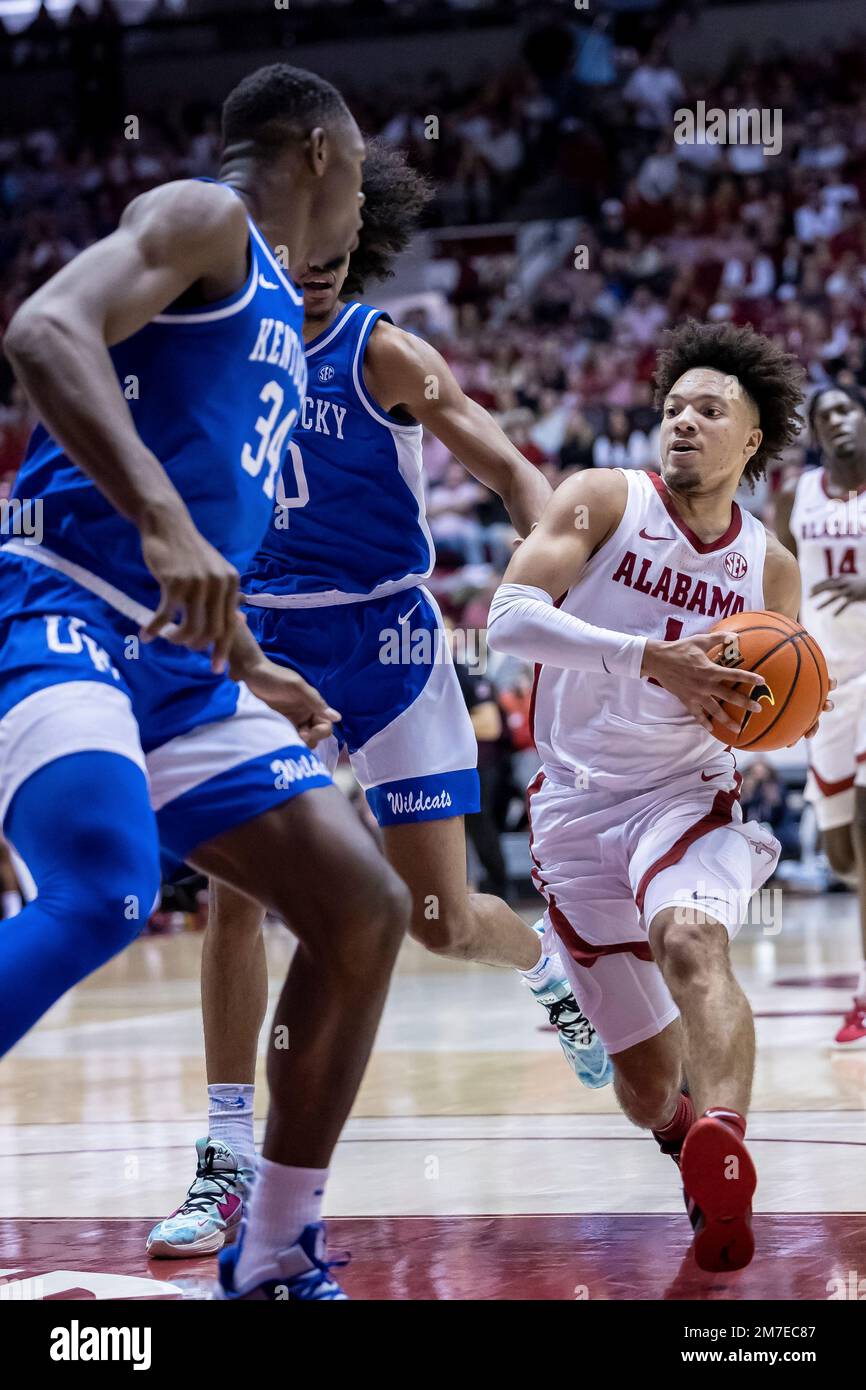 Alabama guard Mark Sears (1) works inside against Kentucky during the ...