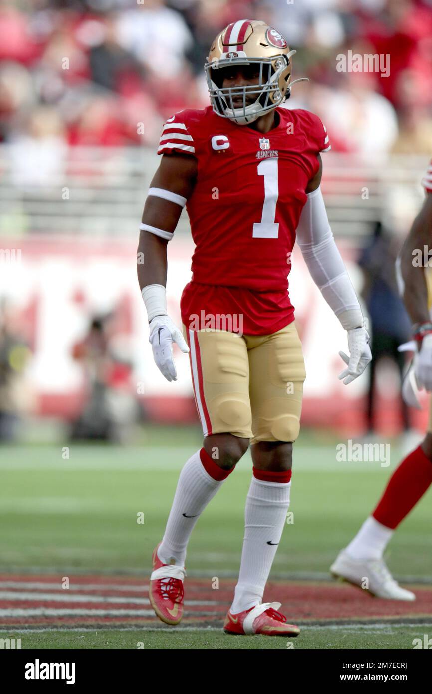 San Francisco 49ers cornerback Jimmie Ward (1) peers into the backfield ...