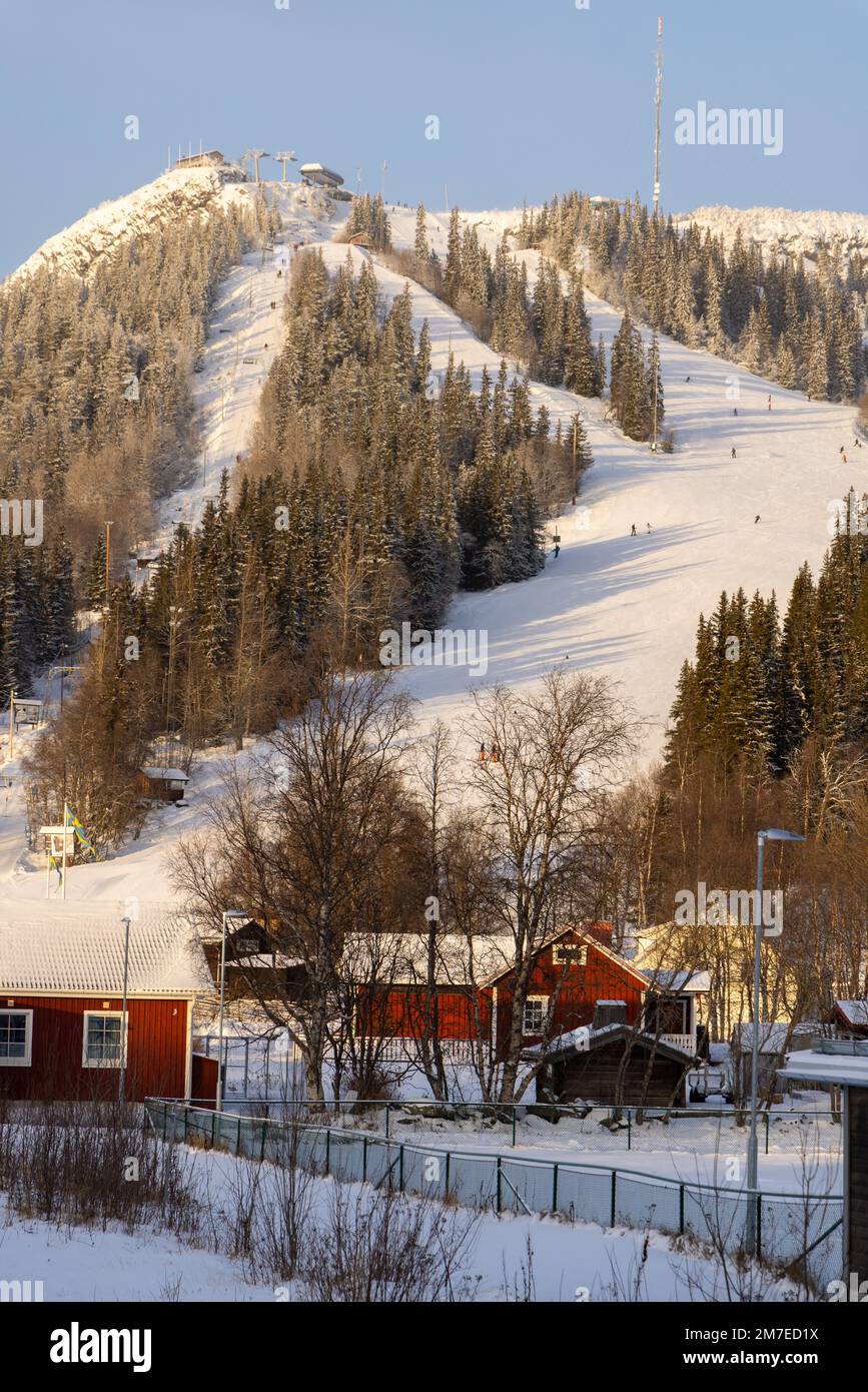 Beautiful little wooden mountain houses, huts with a ski slope ...