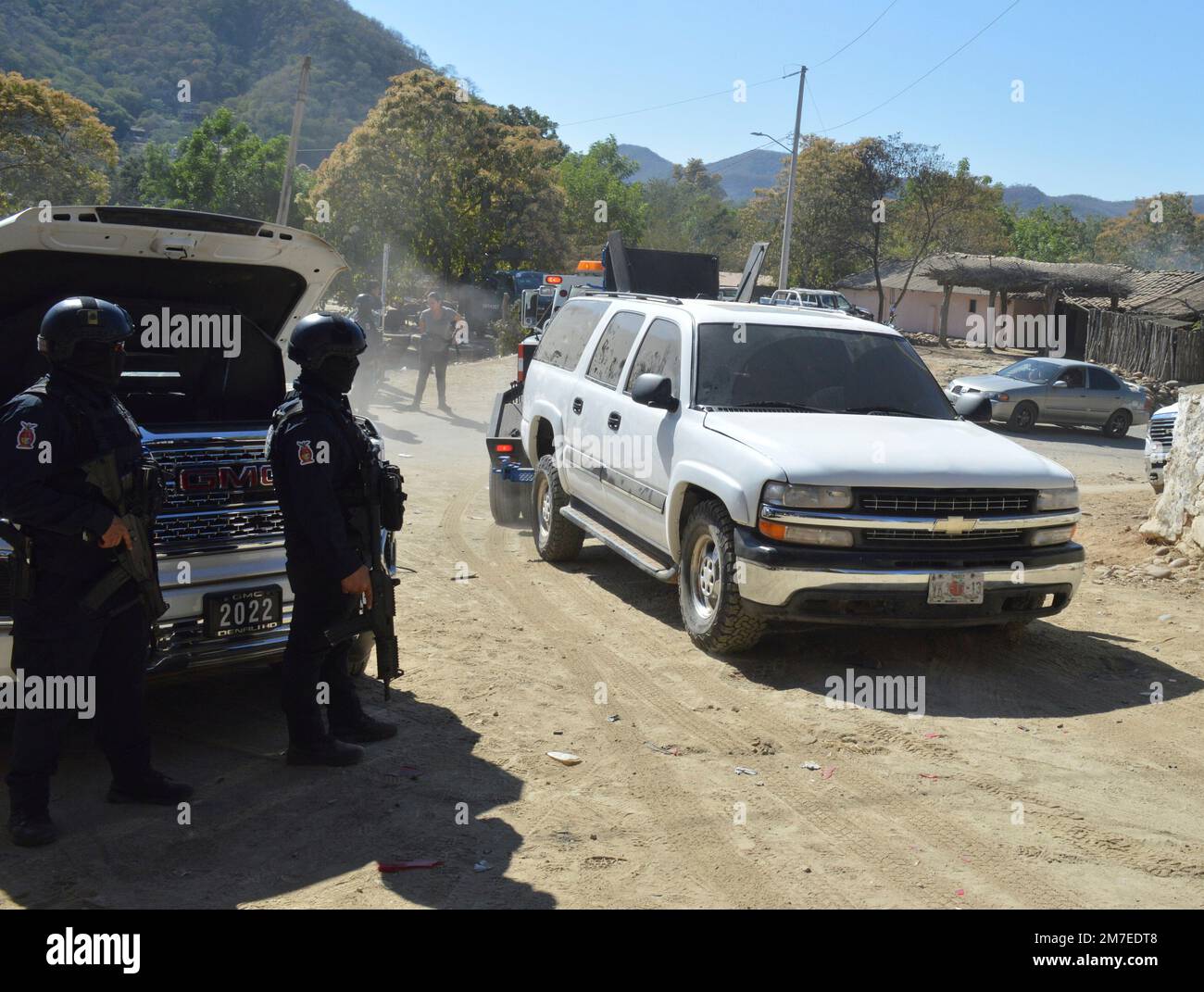 Members of the Sinaloa state police remove abandoned vehicles from the ...