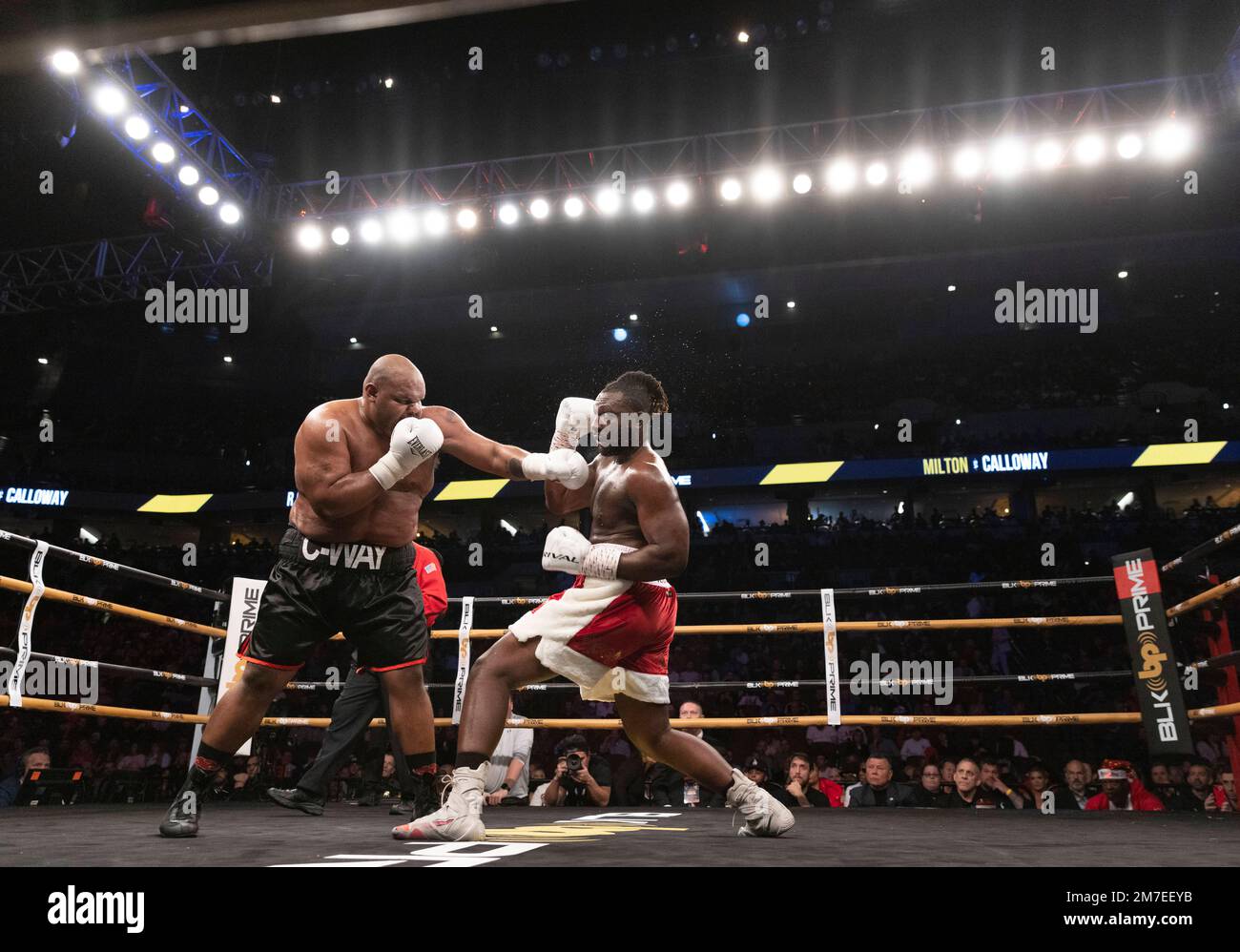 Dajuan Calloway, left, fights Jeremiah Milton during a heavyweight ...