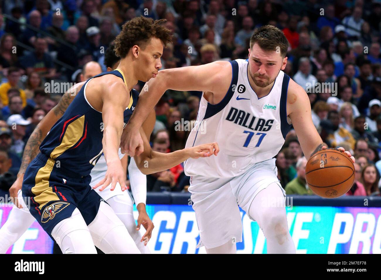 New Orleans Pelicans guard Dyson Daniels, left, guards Dallas Mavericks guard Luka Doncic (77 ...