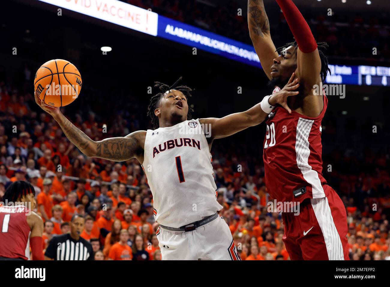 Auburn guard Wendell Green Jr. (1) tries to put up a shot around ...