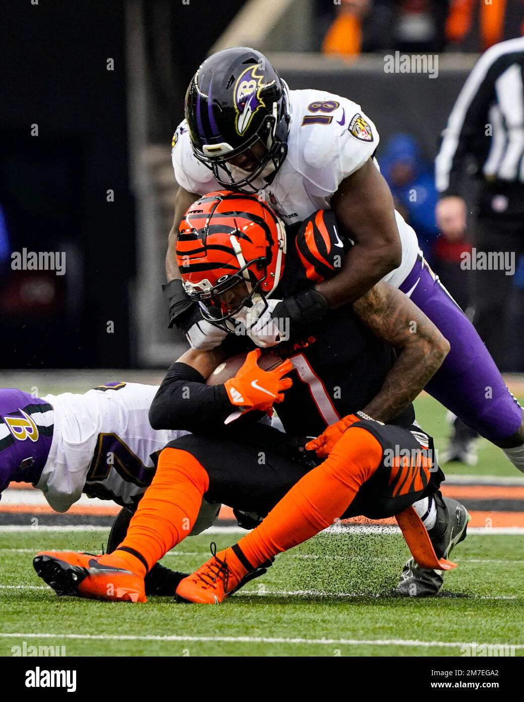 Baltimore Ravens linebacker Roquan Smith (18) tackles Cincinnati ...