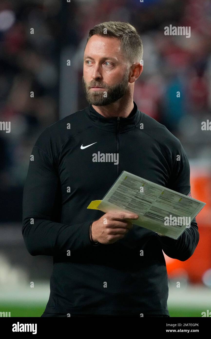 Arizona Cardinals head coach Kliff Kingsbury warms up before an NFL ...