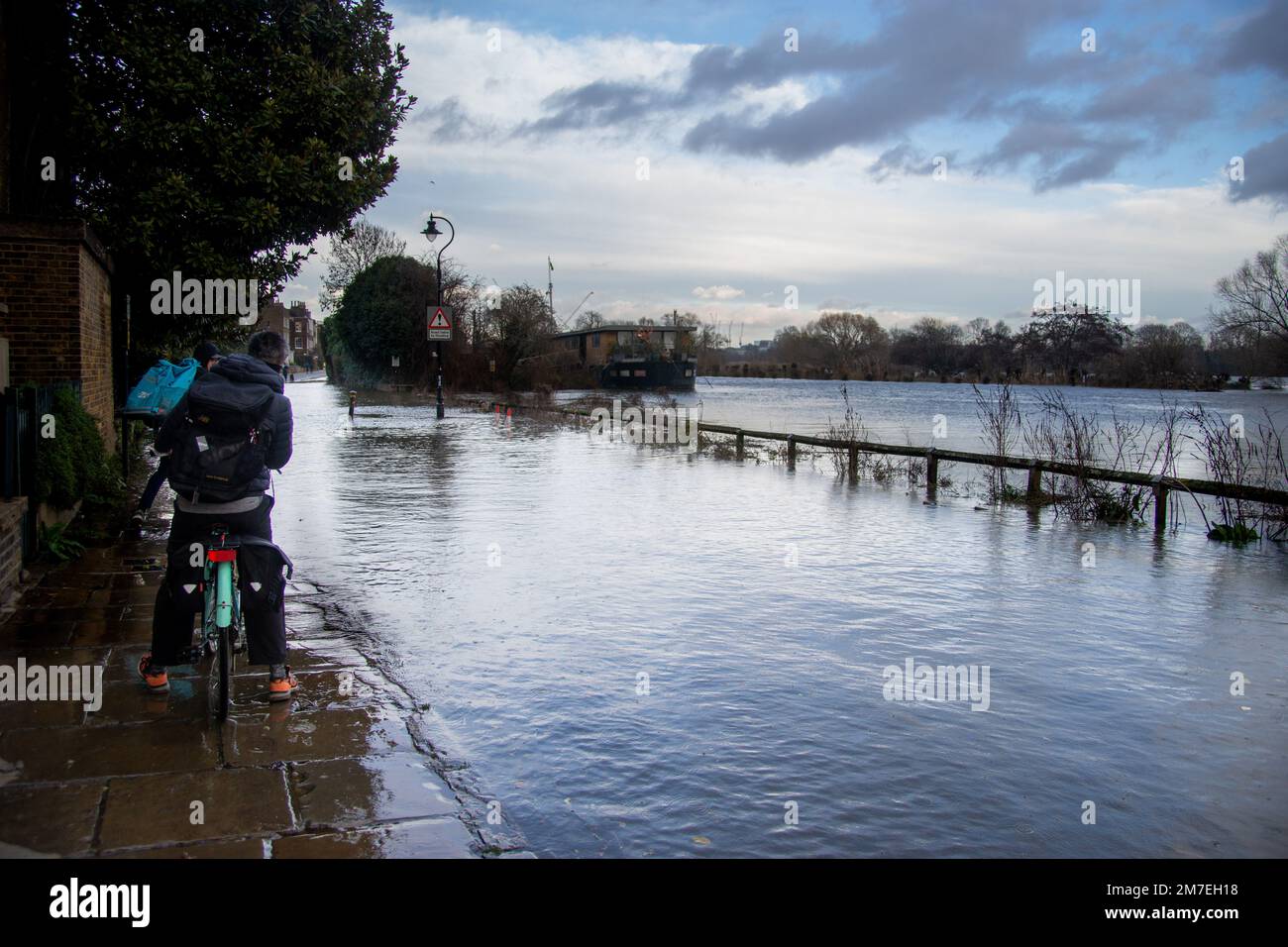 London, UK. 9th Jan, 2023. Chiswick Mall submerged by Exceptionally ...