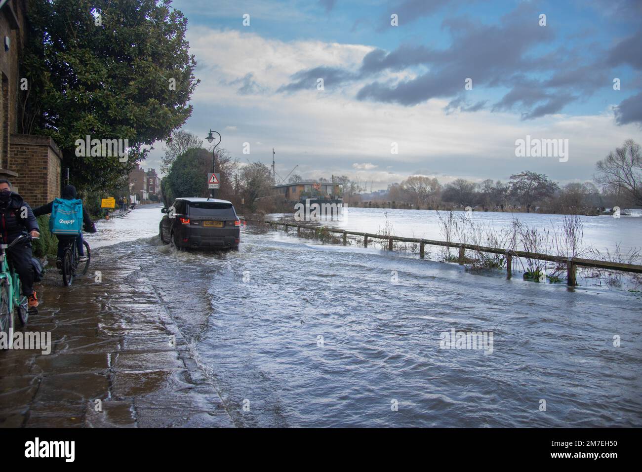 London, UK. 9th Jan, 2023. Chiswick Mall submerged by Exceptionally ...