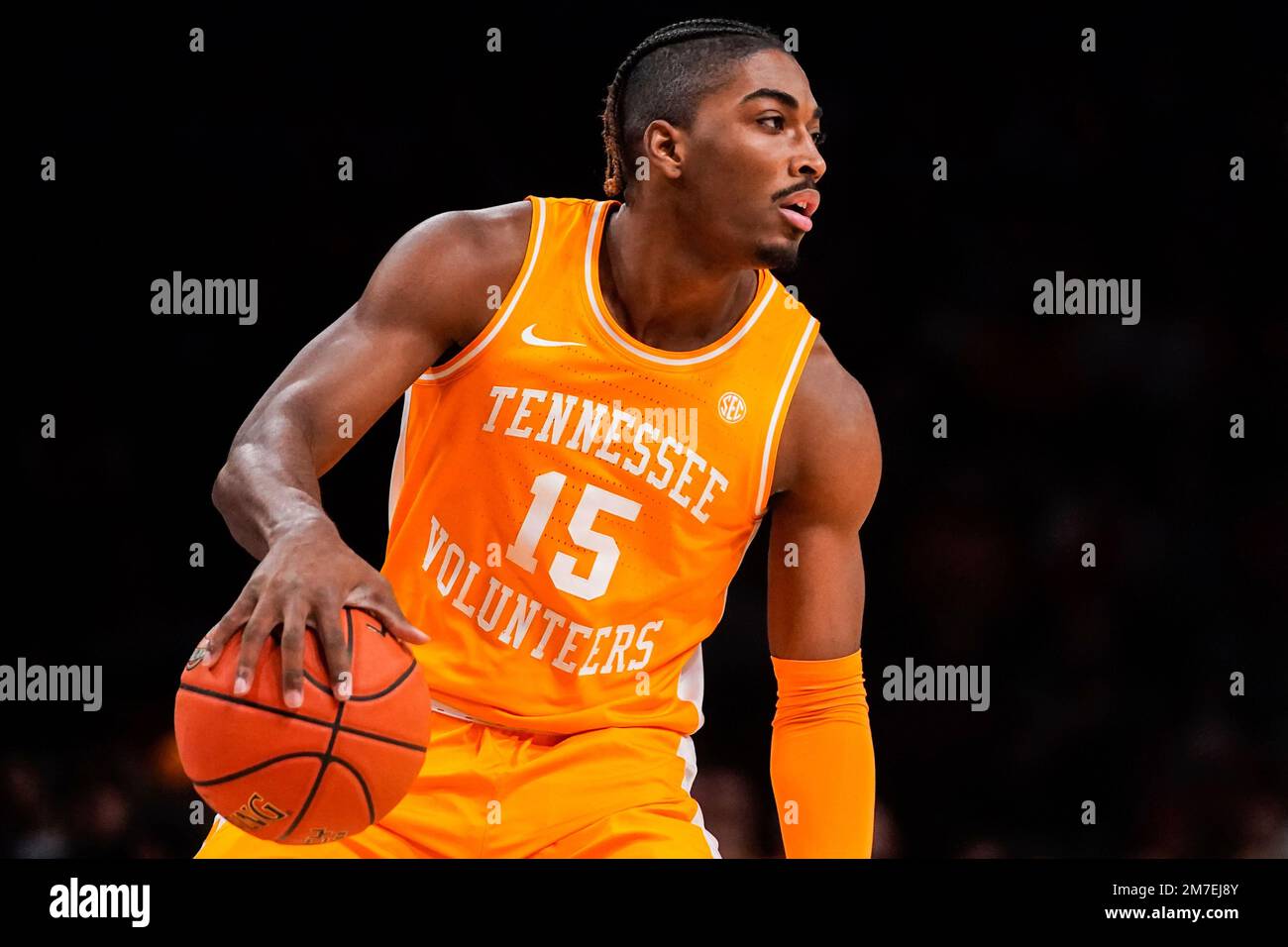 Tennessee guard Jahmai Mashack (15) dribbles the ball during an NCAA ...