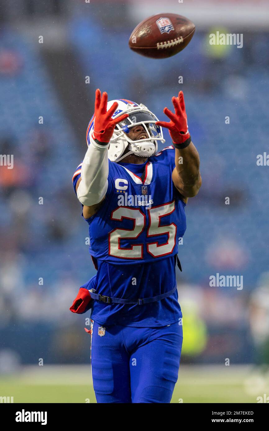 Buffalo Bills running back Taiwan Jones (25) warms up before playing ...