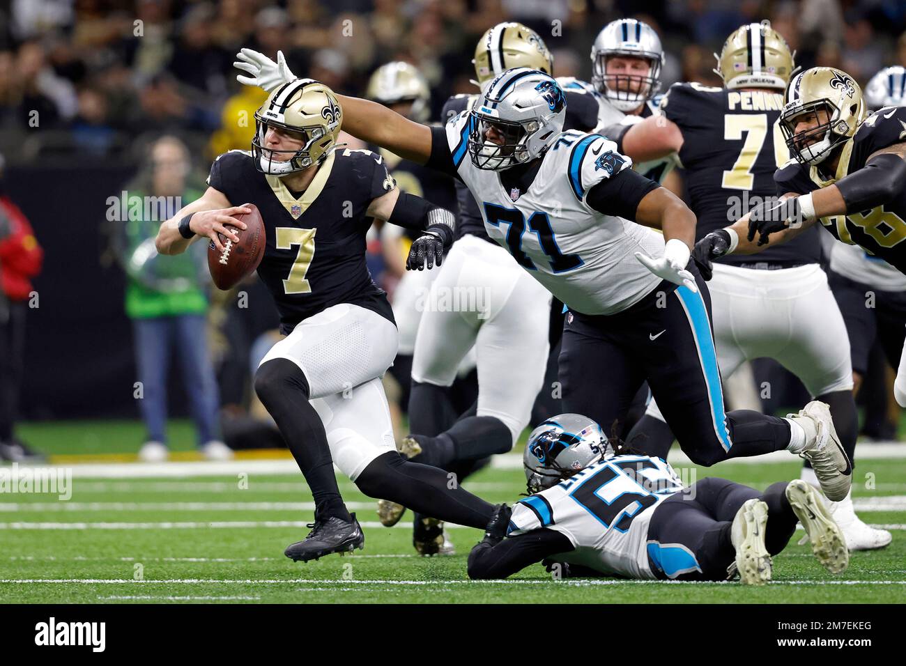 New Orleans Saints tight end Taysom Hill (7) runs the ball past ...