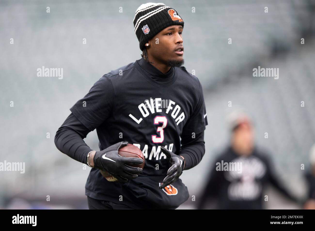 Cincinnati Bengals wide receiver Tee Higgins (85) warms up in a shirt ...