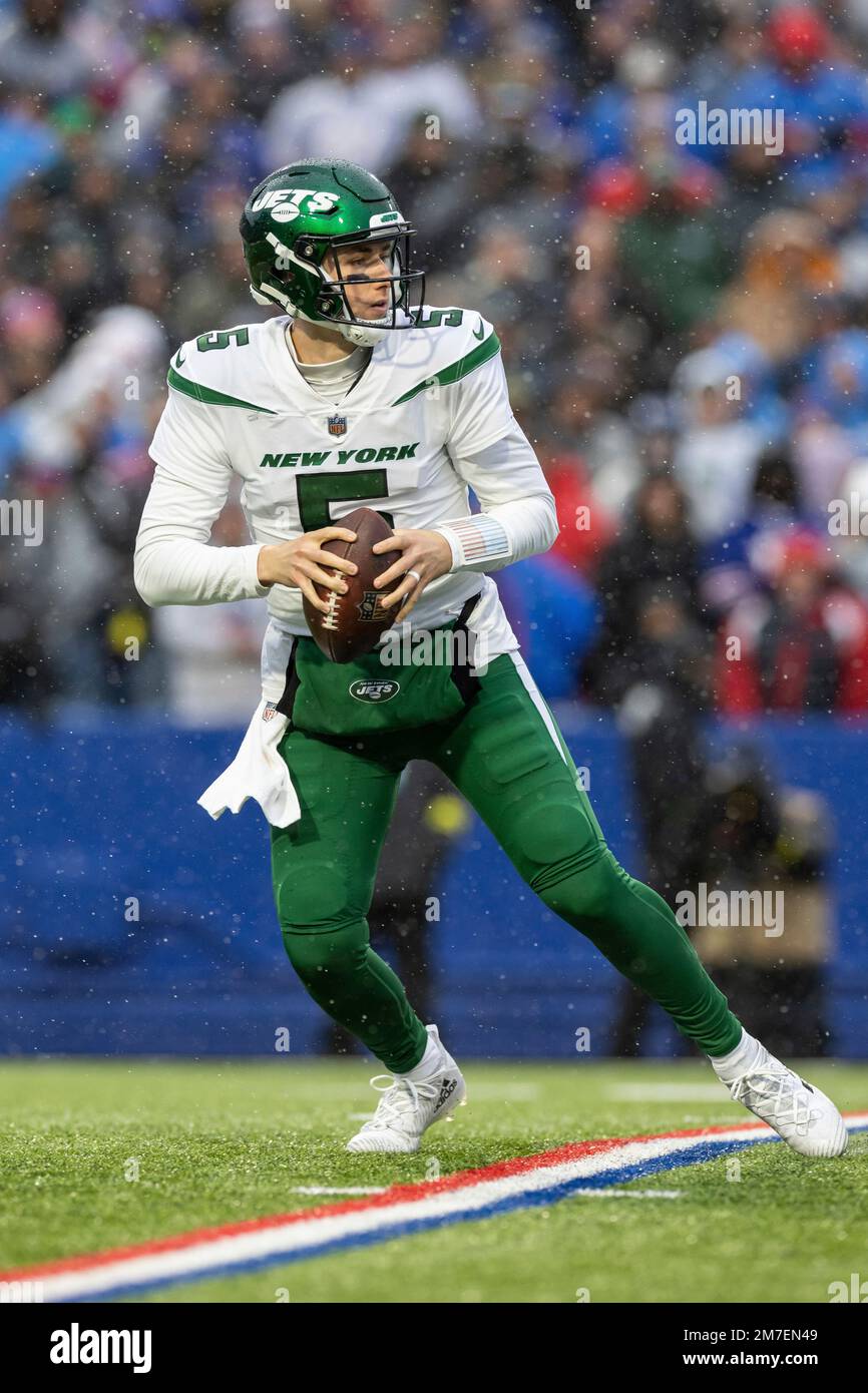 New York Jets quarterback Mike White (5) drops back to pass against the ...