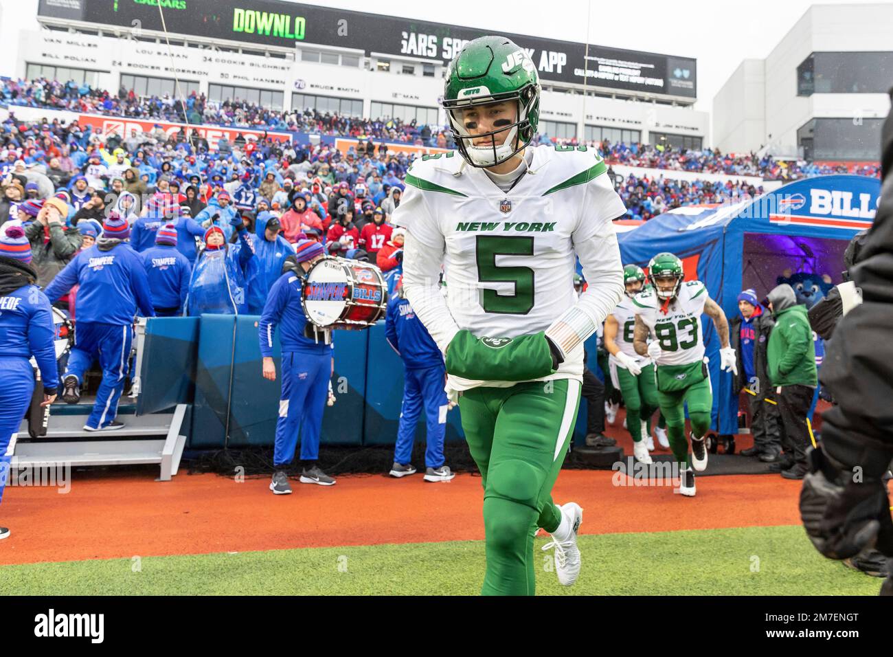 New York Jets quarterback Mike White (5) runs onto he field before ...