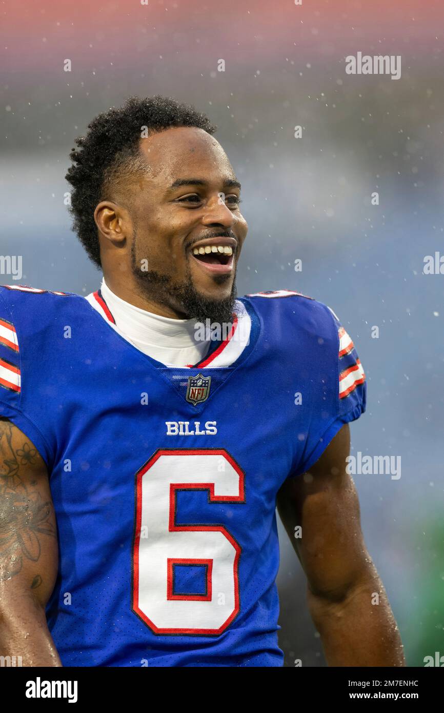 Buffalo Bills wide receiver Isaiah McKenzie (6) warms up before playing ...