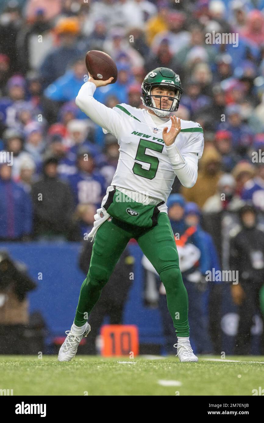 New York Jets quarterback Mike White (5) passes the ball against the ...