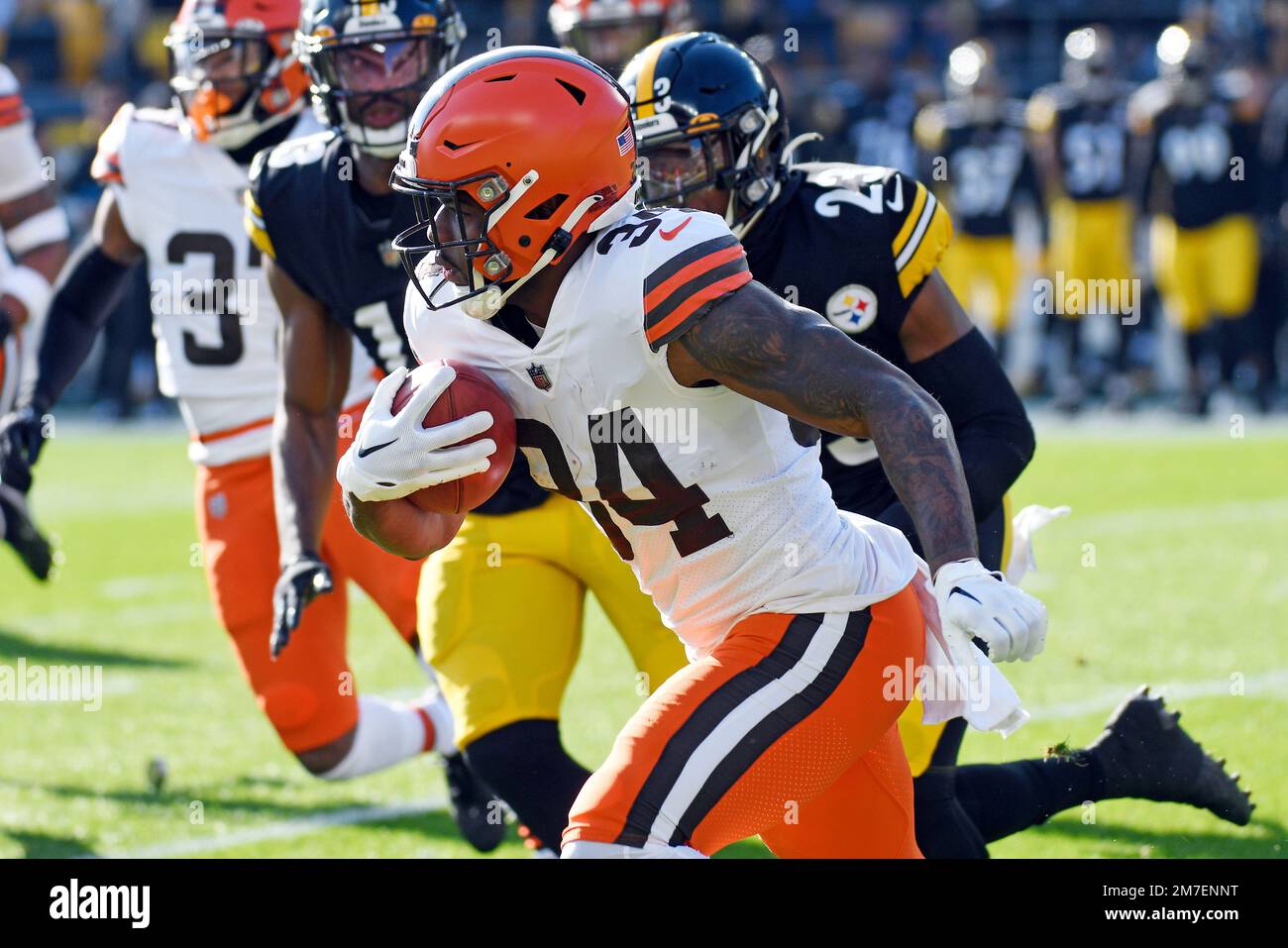 Cleveland Browns running back Nick Chubb (24) carries the ball during ...