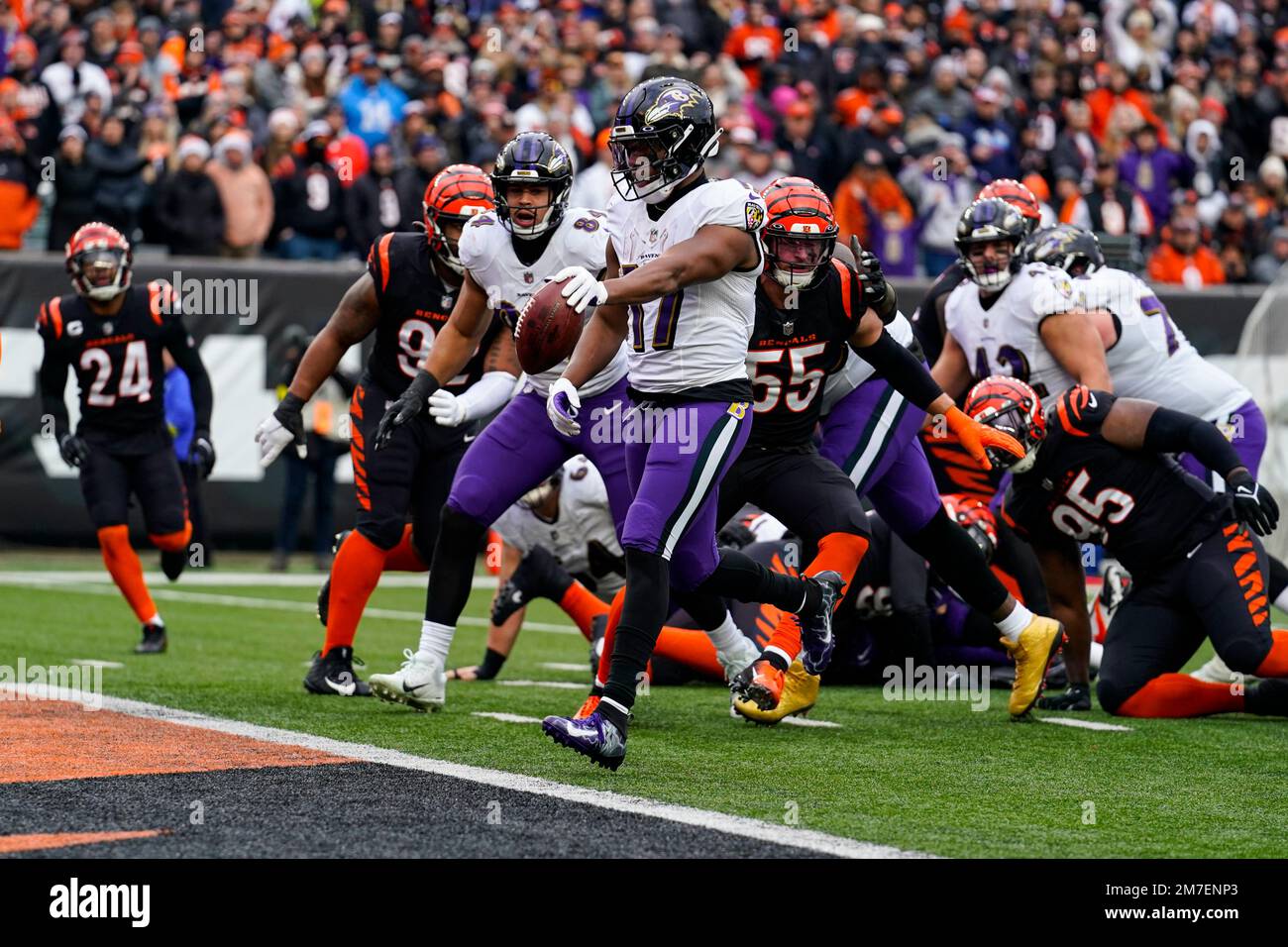 Baltimore Ravens running back Kenyan Drake (17) runs for a touchdown ...