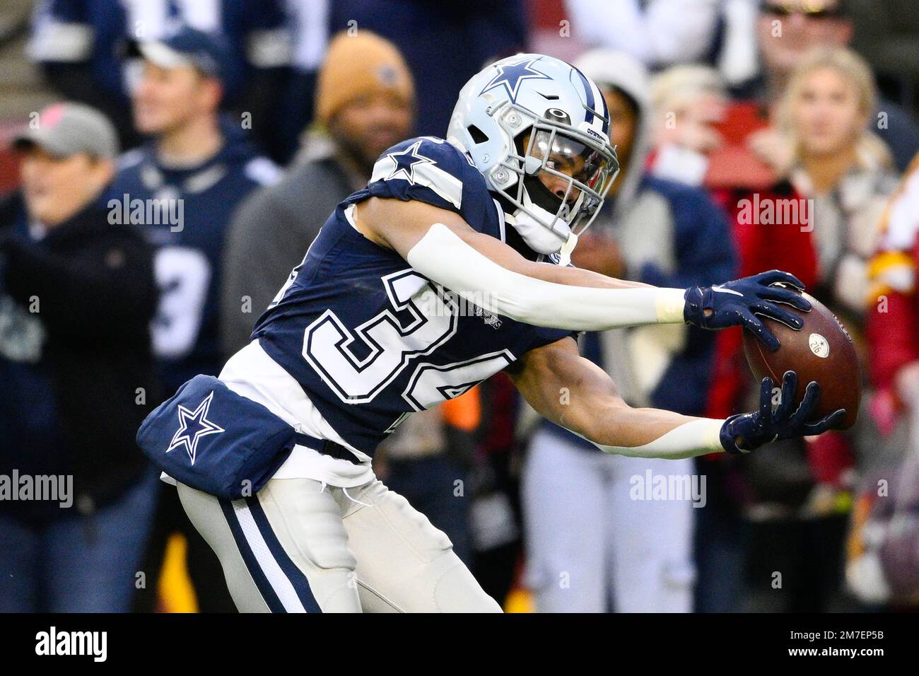Dallas Cowboys running back Malik Davis (34) making a catch before the ...