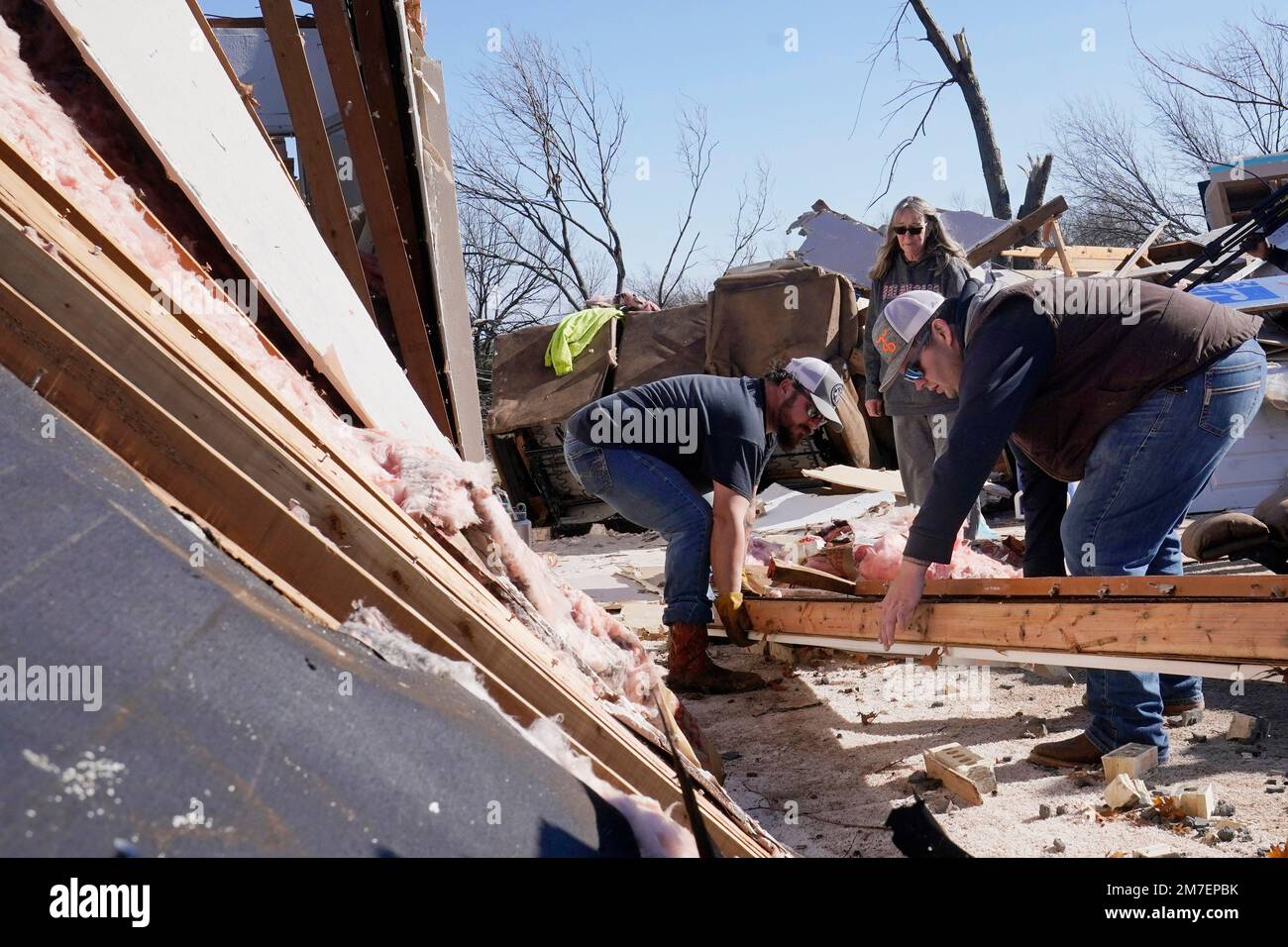 Belinda Penner, center, watches as Jr. Ibarra, left, and Jared Reaves ...