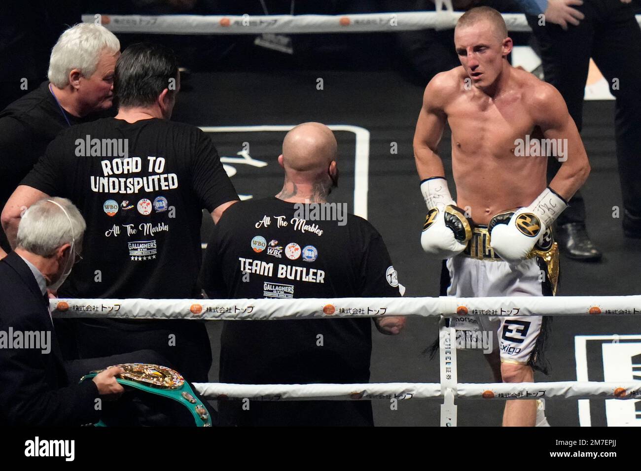 Paul Butler of Britain, right, reacts after being defeated by Naoya ...
