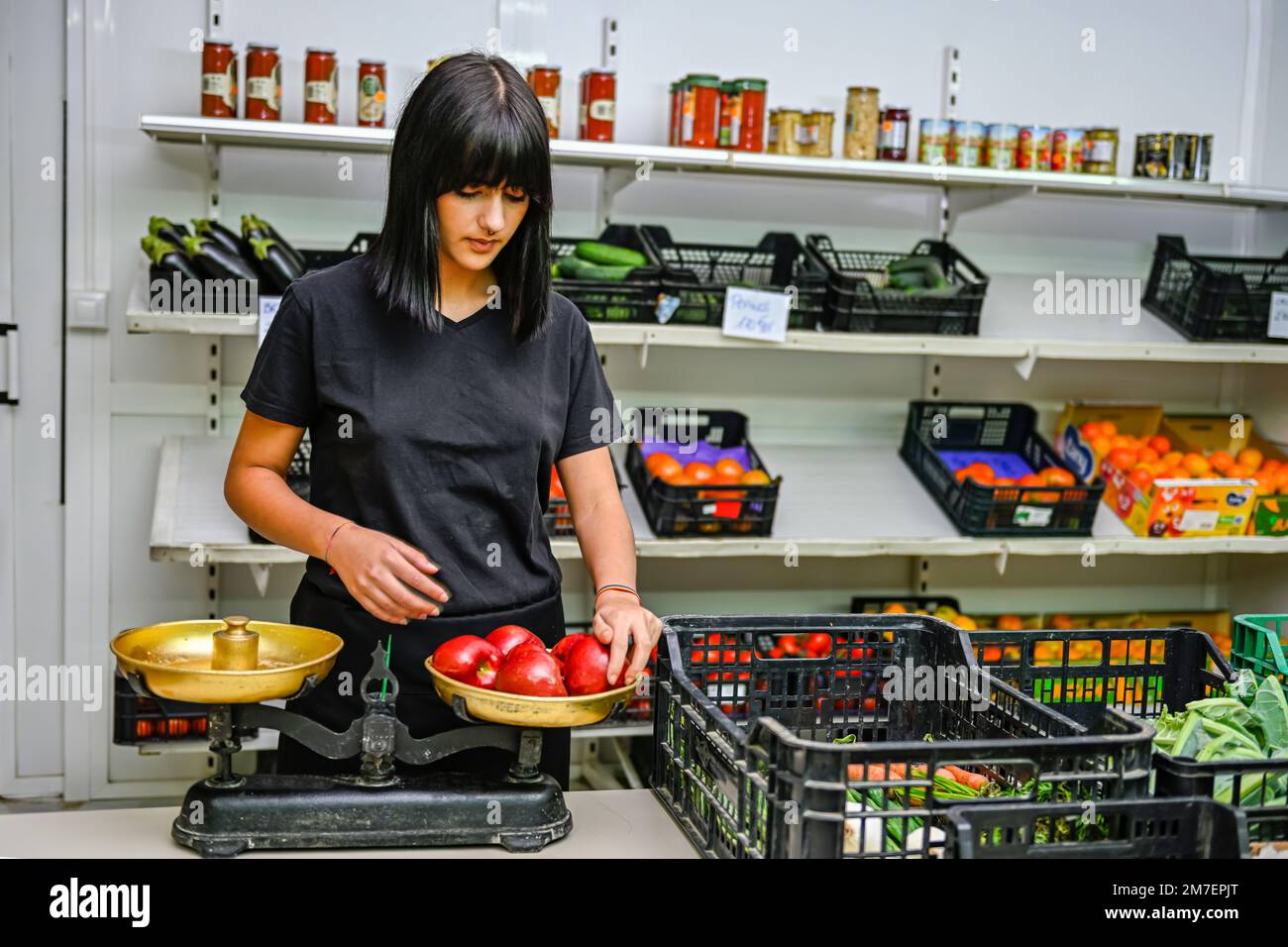 Weighing apples hi-res stock photography and images - Alamy