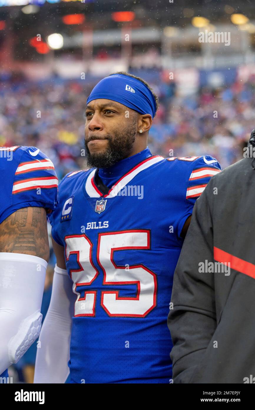 Buffalo Bills running back Taiwan Jones (25) stands for the National ...