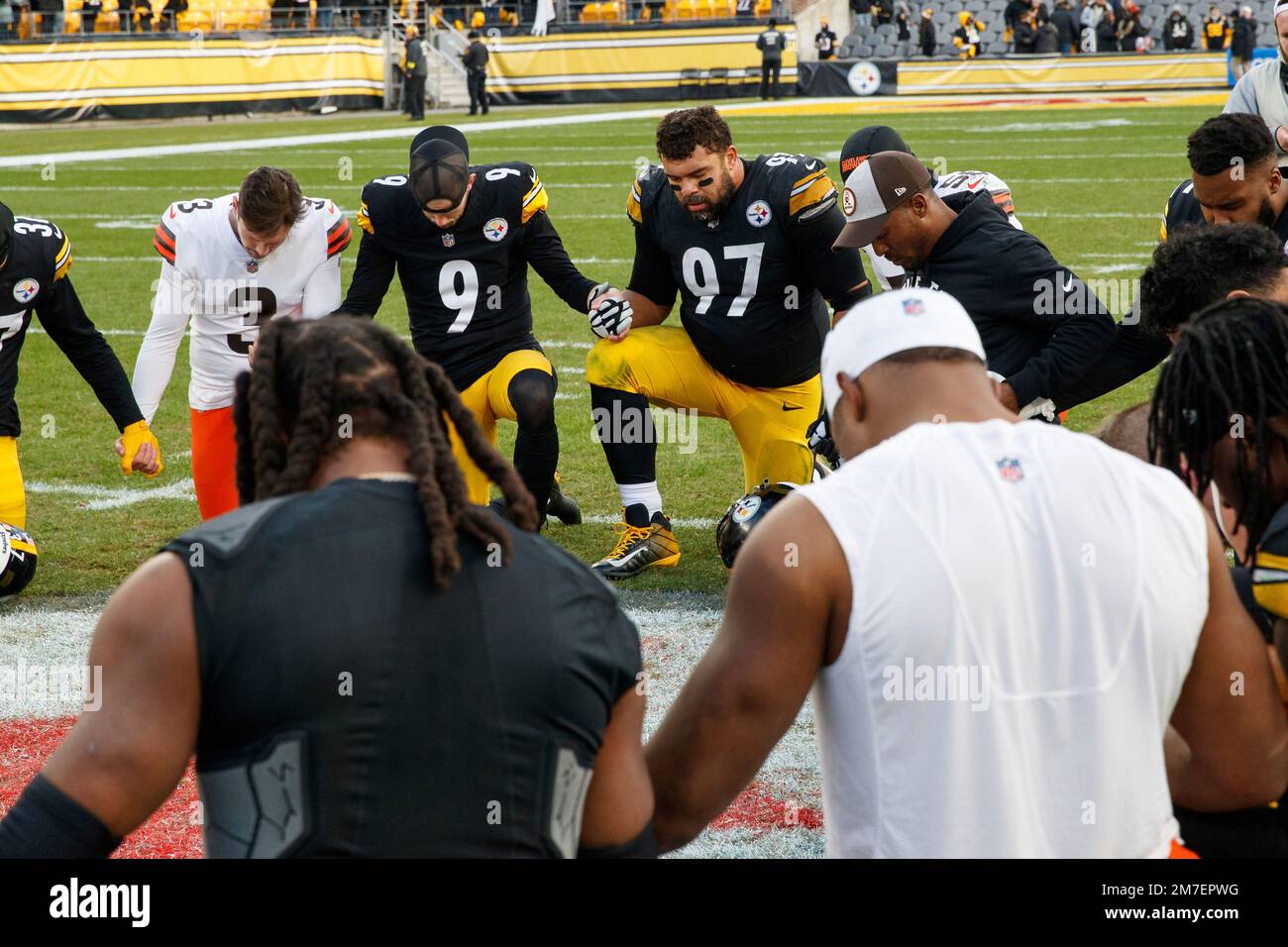 Members of the Pittsburgh Steelers and Cleveland Browns pray after an ...