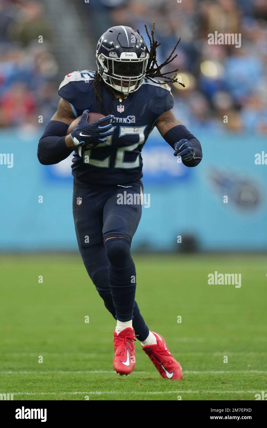 Tennessee Titans running back Derrick Henry (22) eyes a defender as he ...