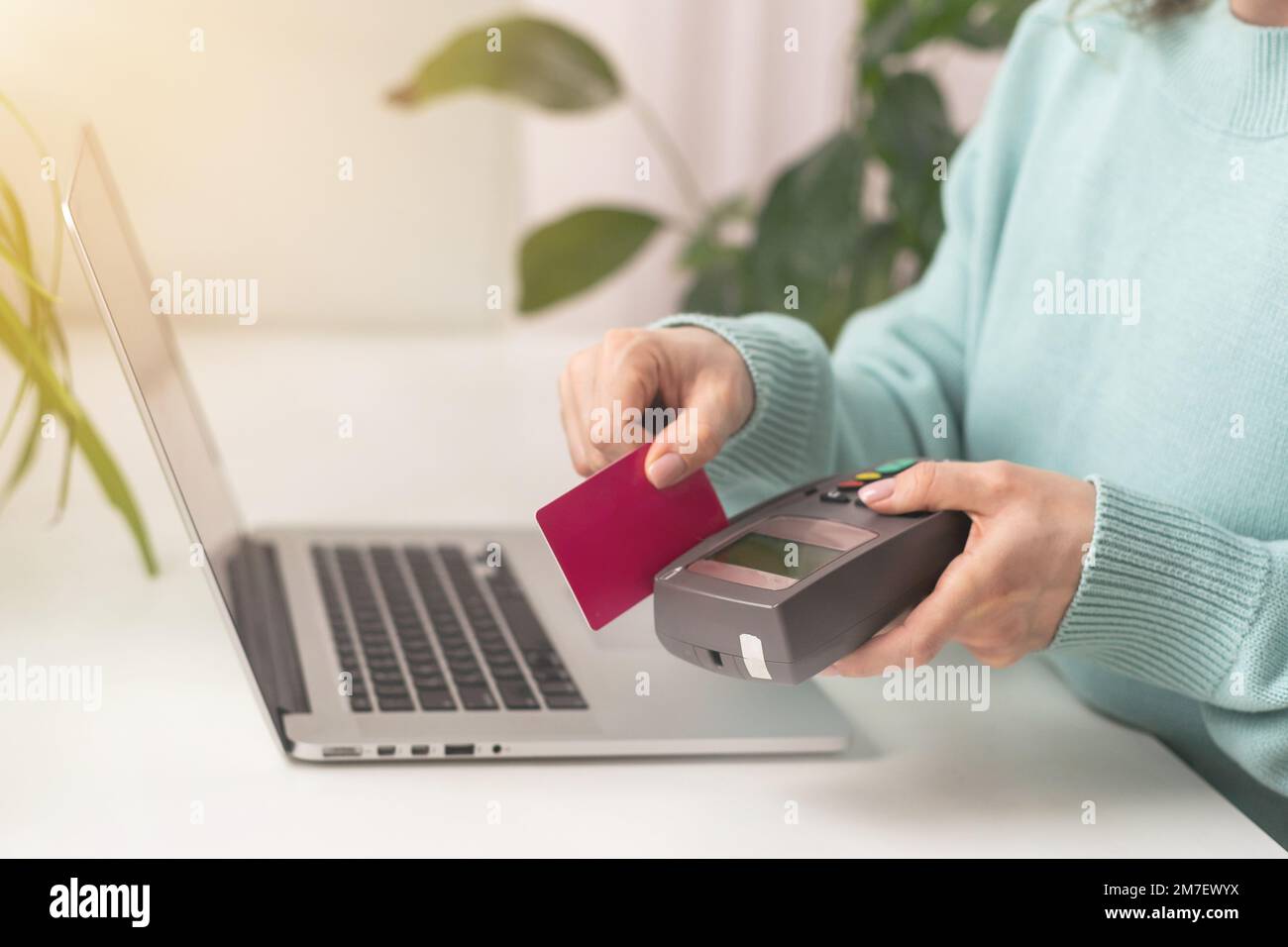 Businesswoman with yellow pos-its, isolated on white Stock Photo - Alamy