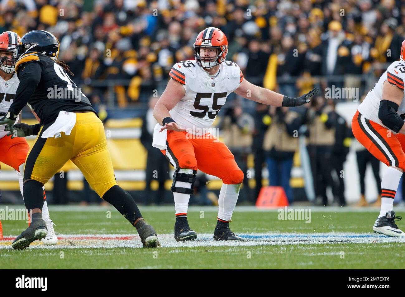 Cleveland Browns center Ethan Pocic (55) blocks during an NFL football ...