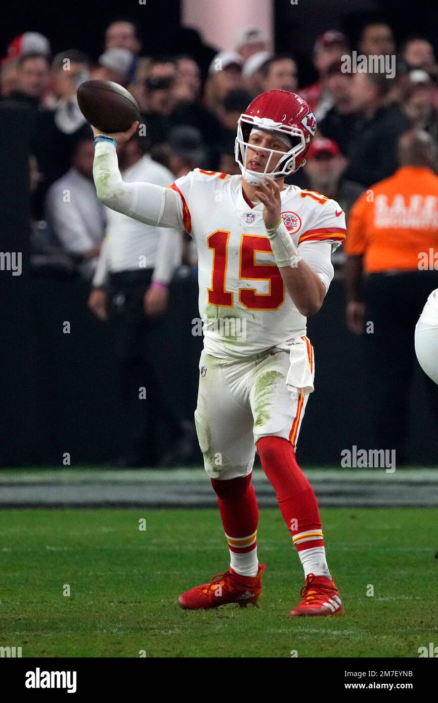 Kansas City Chiefs quarterback Patrick Mahomes (15) throws the ball ...