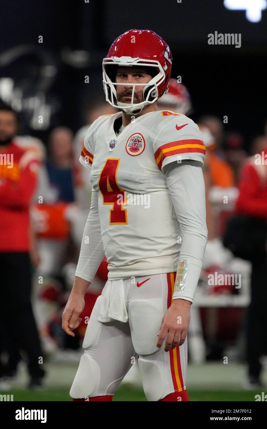 Kansas City Chiefs quarterback Chad Henne (4) lines up against the Las ...